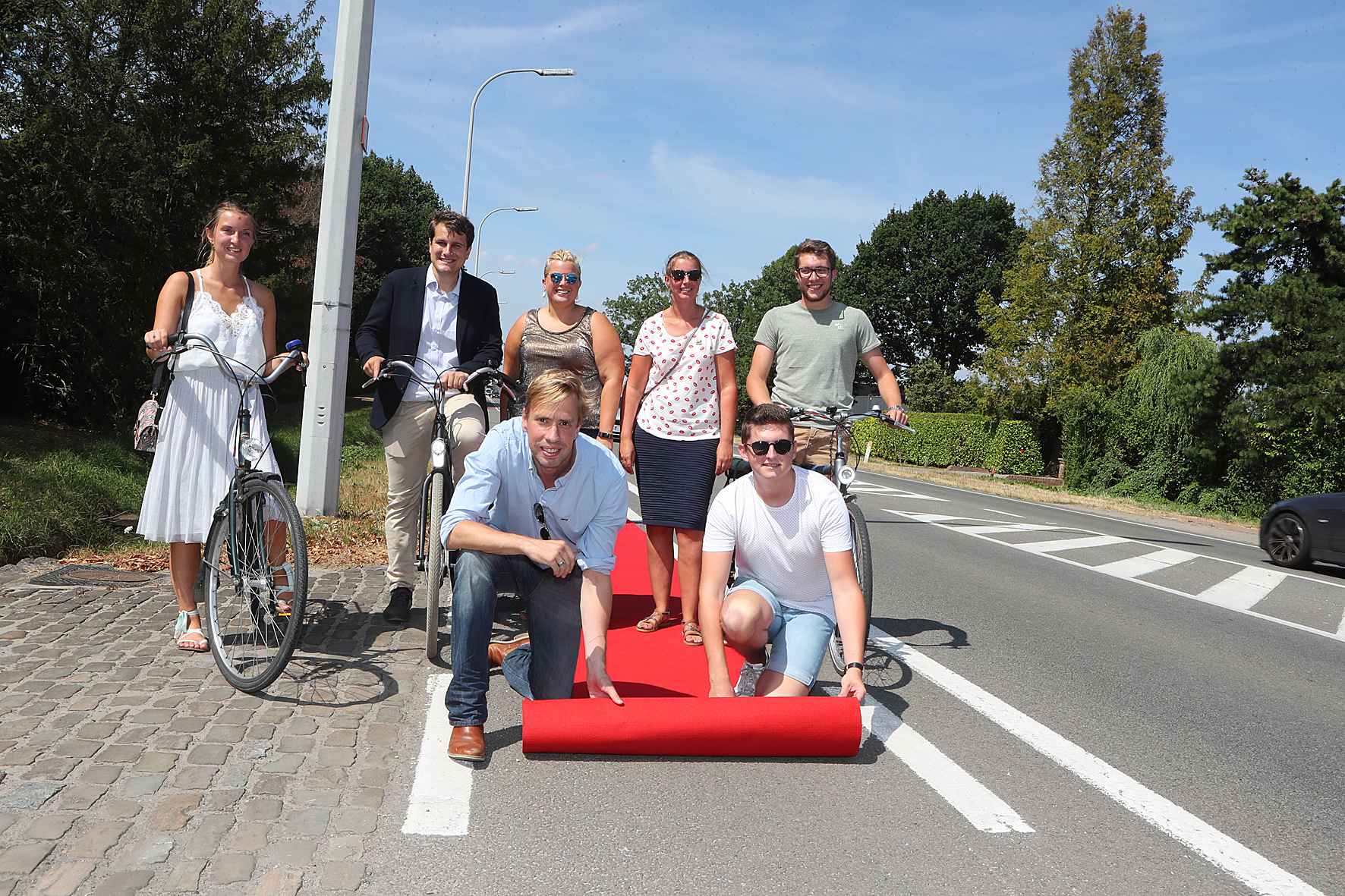 Jong N-VA rolt rode loper uit voor fietspad Aarschotsesteenweg | N-VA Lier